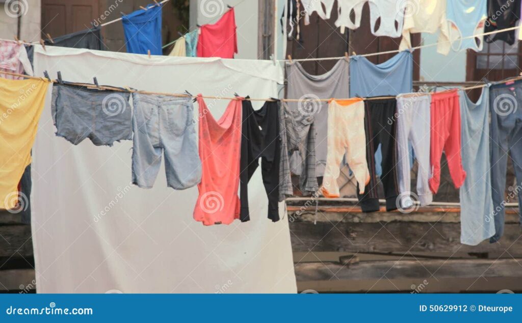 La conveniencia de tender ropa en un patio interior